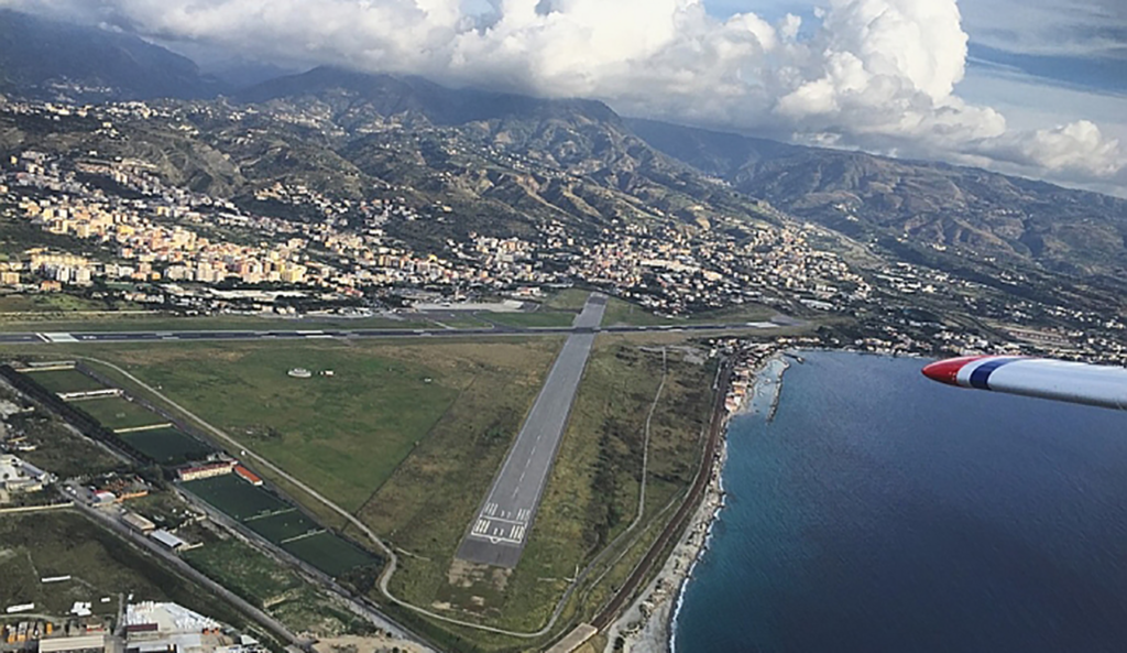 Paura al "Tito Minniti": atterraggio d'emergenza per un ultraleggero a ...